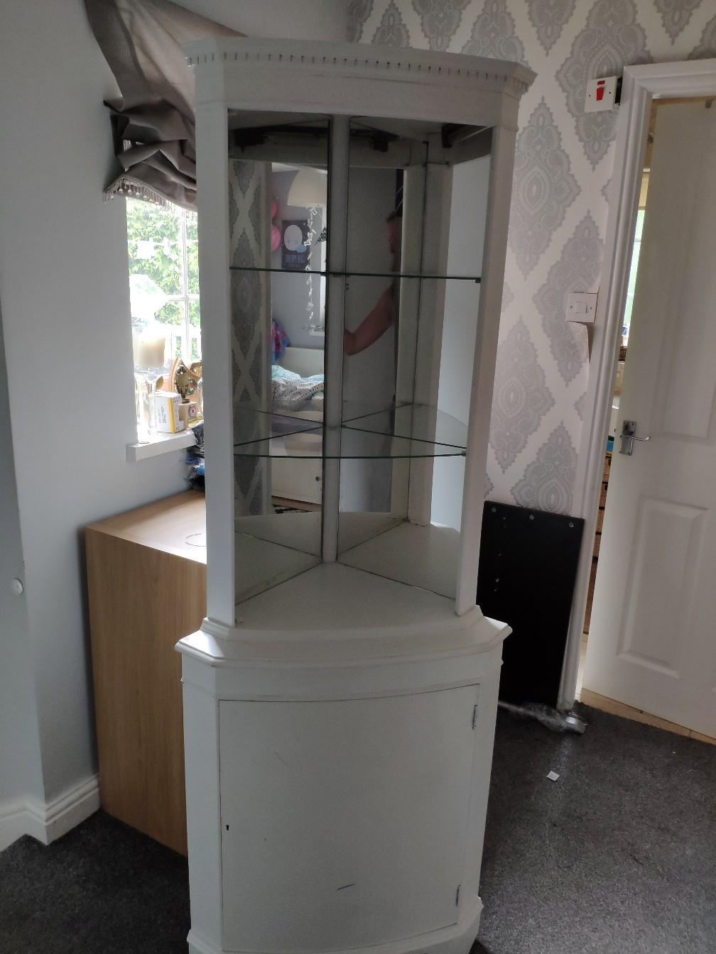 White hand painted corner unit in BL4 Bolton für £ 10,00 zum Verkauf ...