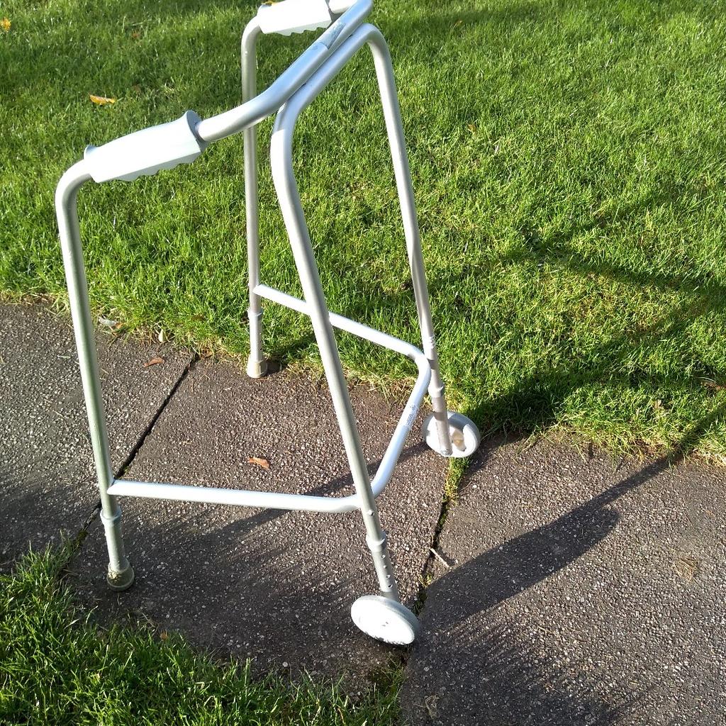 Zimmer frame in SK7 Stockport für £ 5,00 zum Verkauf | Shpock AT