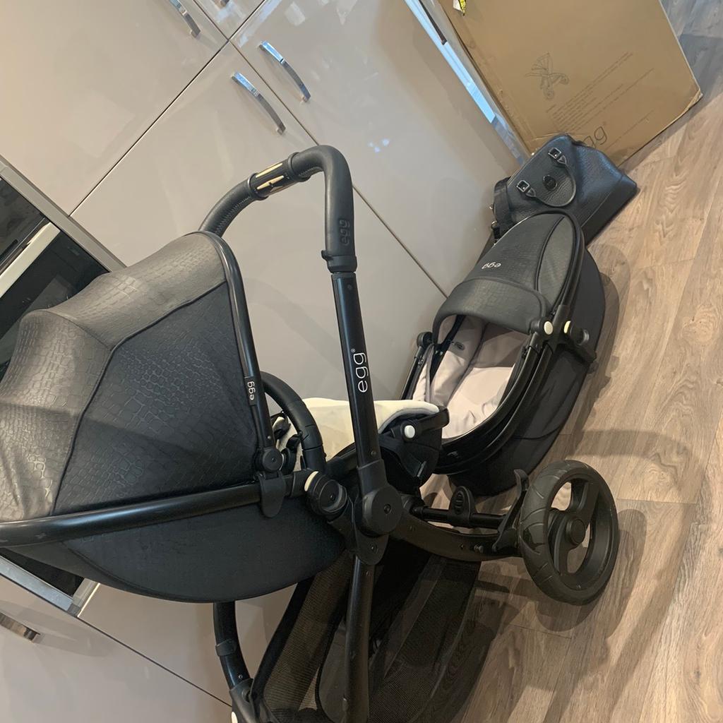 Egg Jurassic Park Edition Pram + Extras in SK10 Bollington für £ 495,00 ...