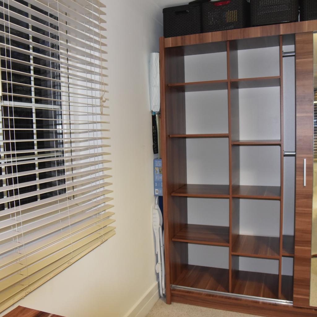 Double mirrow sliding door oak wardrobe in TW8 London für £ 100,00 zum ...