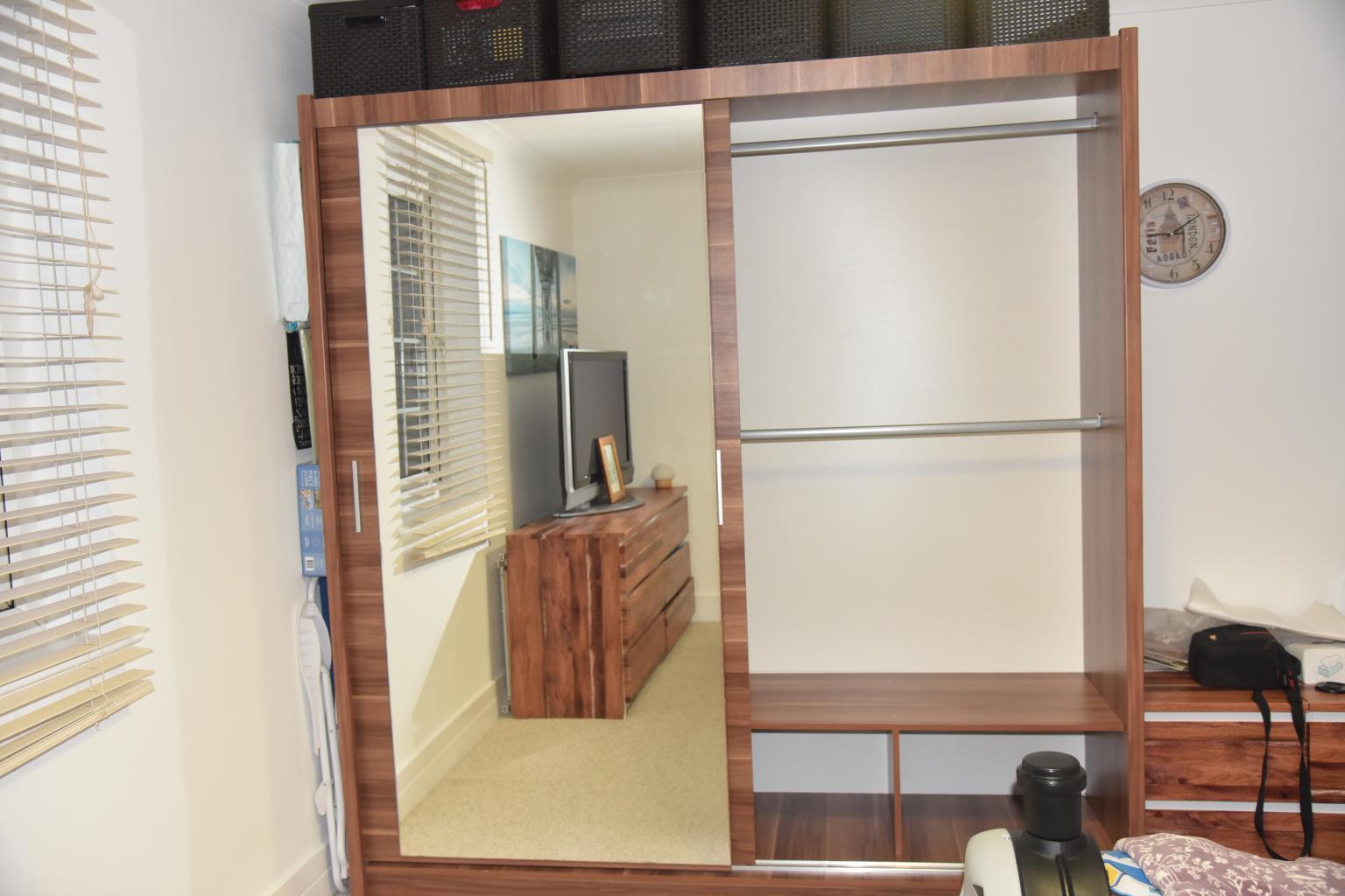 Double mirrow sliding door oak wardrobe in TW8 London für £ 100,00 zum ...