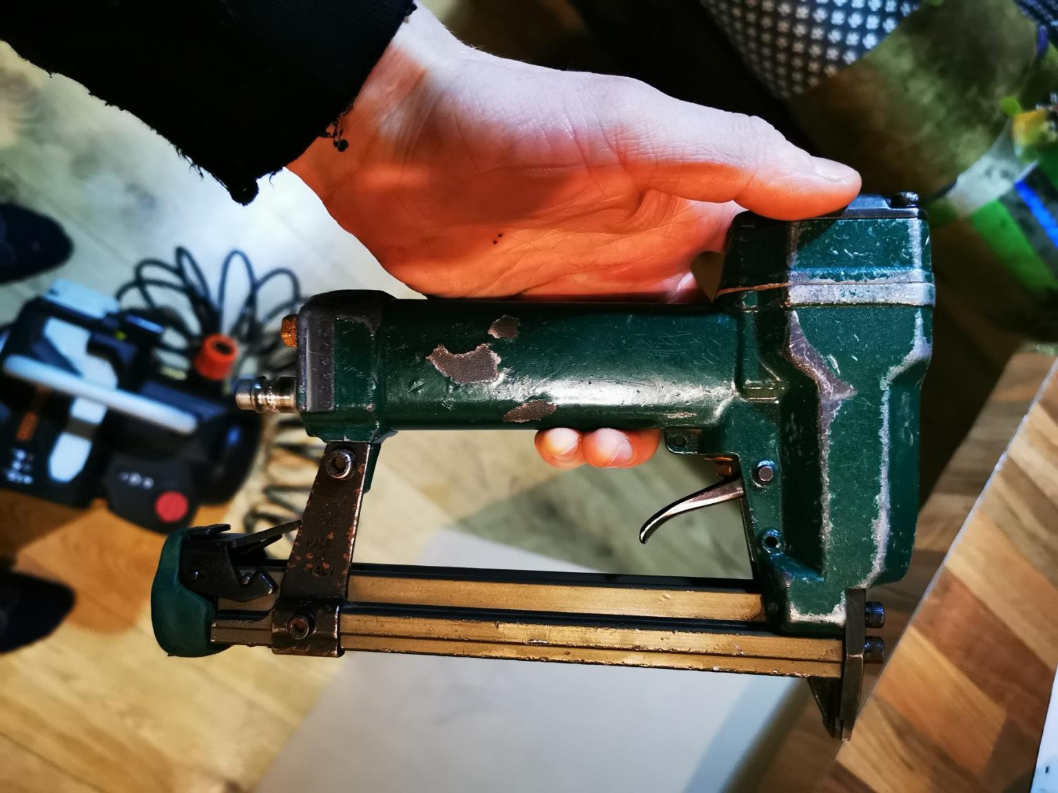 compressor and staple gun in Doncaster für 55,00 £ zum Verkauf | Shpock DE