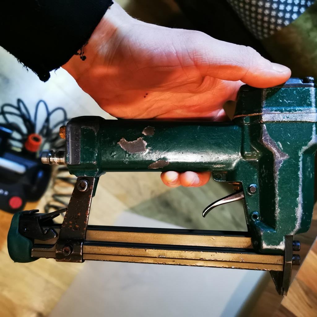 compressor and staple gun in Doncaster für 55,00 £ zum Verkauf | Shpock DE