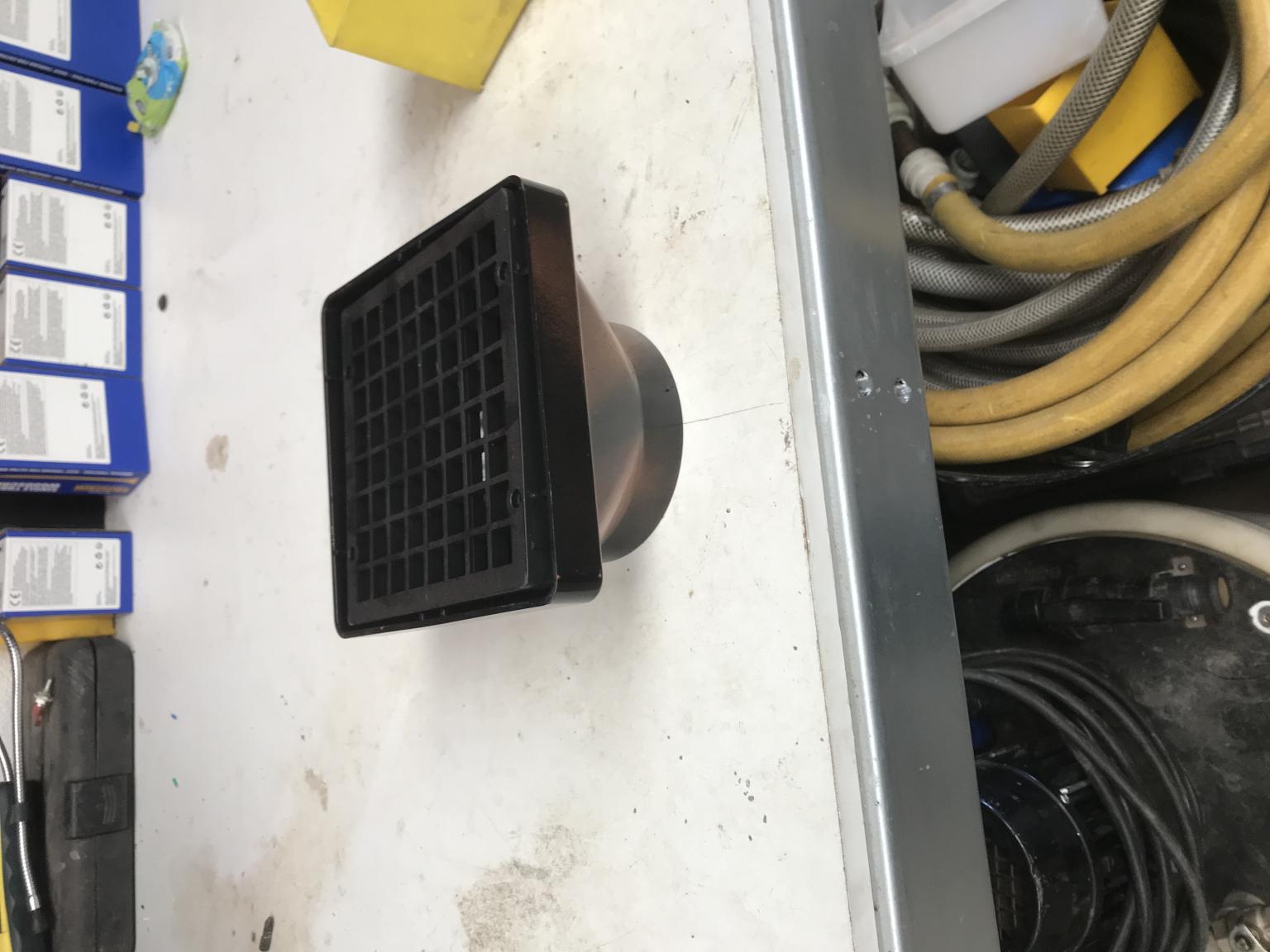 Square hopper and Gully grid in B61 Bromsgrove für 3,00 £ zum Verkauf ...