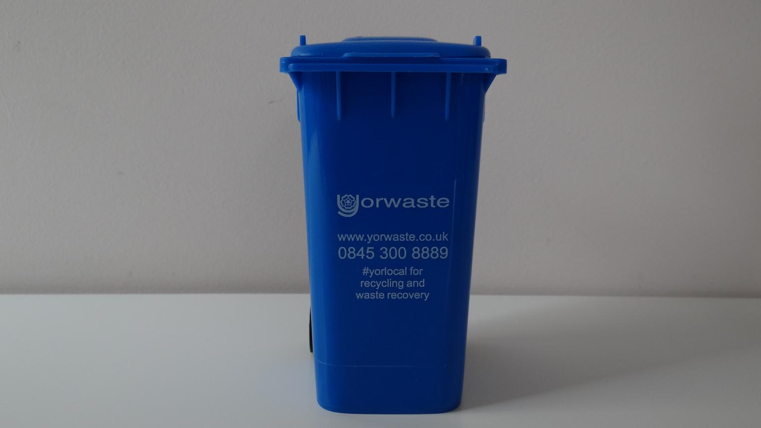 Yorwaste Recycle Desktop Wheelie Bin in IG3 London für 1,00 £ zum ...