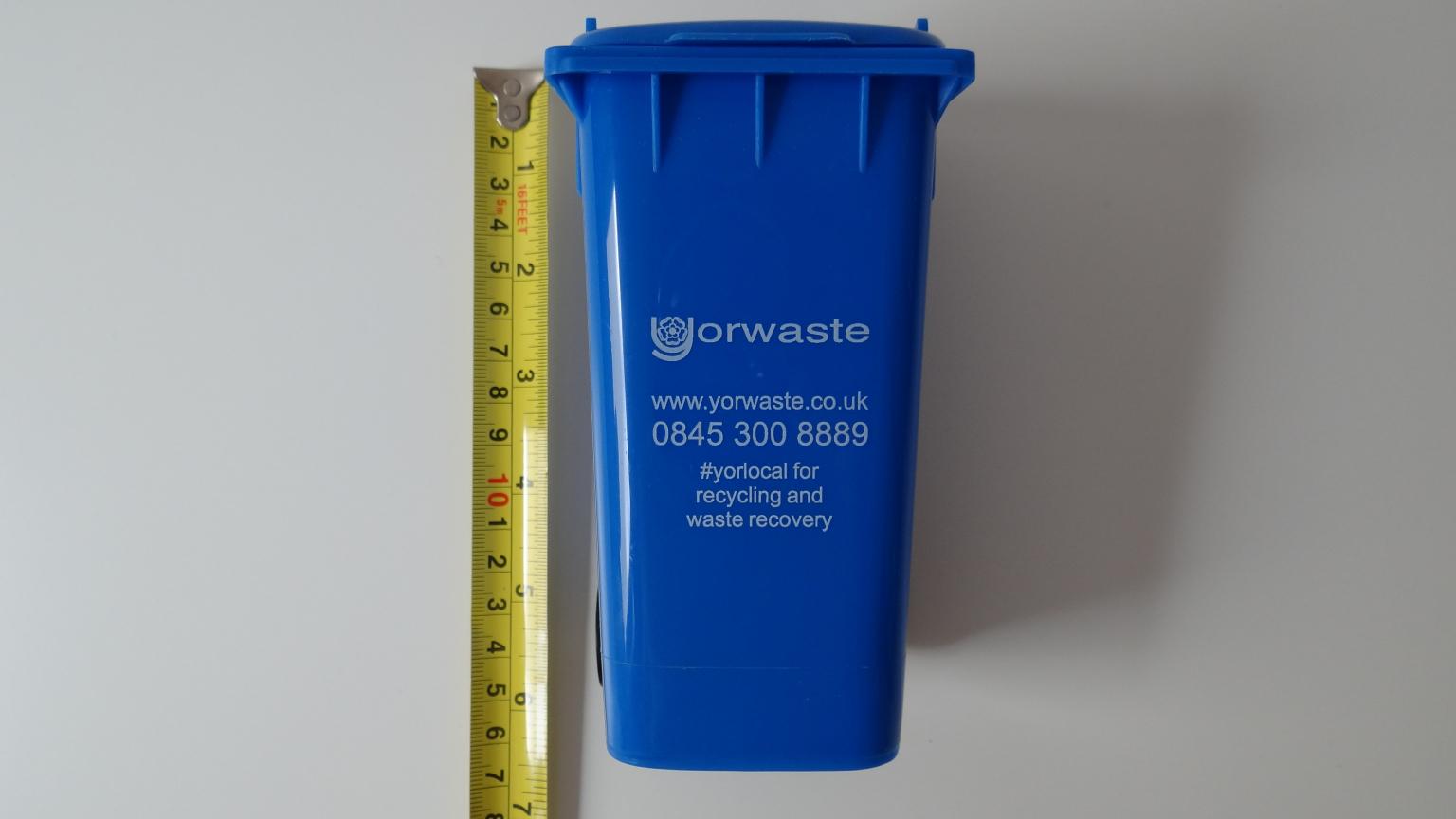 Yorwaste Recycle Desktop Wheelie Bin in IG3 London für 1,00 £ zum ...