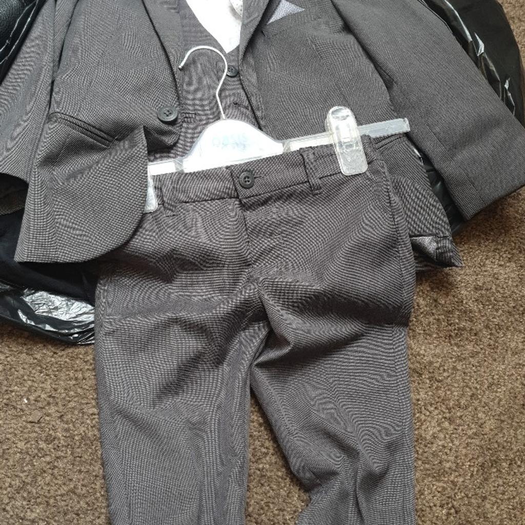 age 5 John rocha suit worn once in CH65 Port für £ 40,00 zum Verkauf ...