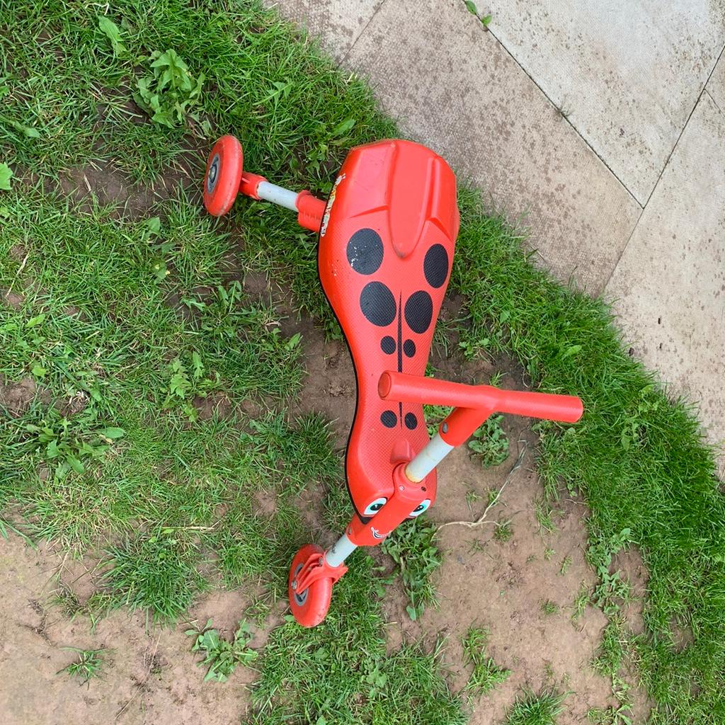 Scuttlebug ladybird ride on scooter in WV14 Sandwell für 4,00 £ zum Verkauf | Shpock DE