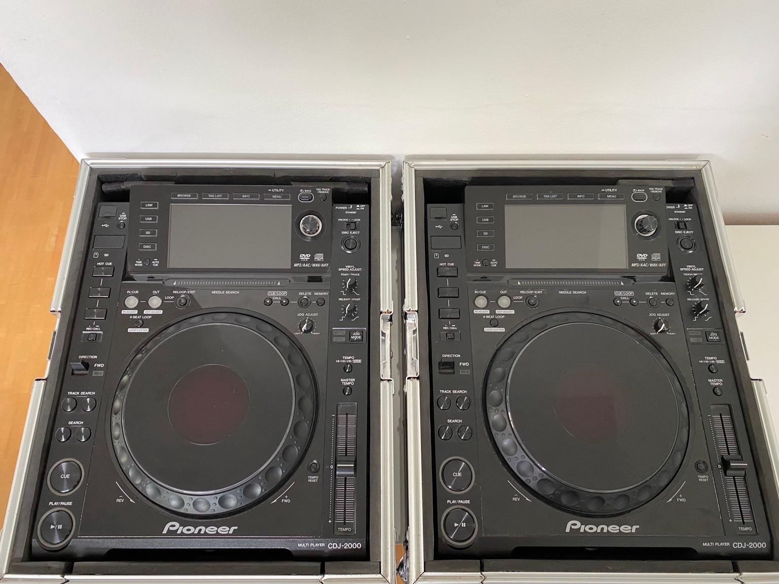 2 x Pioneer Cdj 2000 inklusive Case in 80935 München für 1.950,00 € zum ...