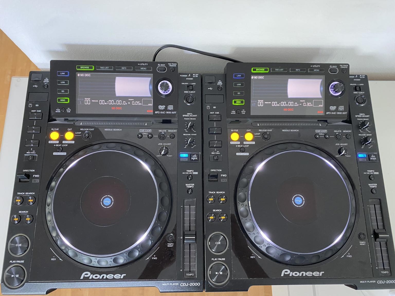 2 x Pioneer Cdj 2000 inklusive Case in 80935 München für 1.950,00 € zum ...