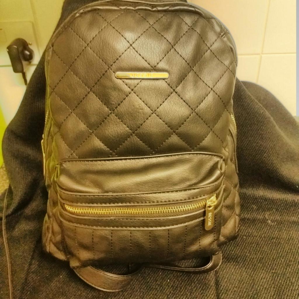 Black Bessie Backpack in N4 London für £ 12,00 zum Verkauf | Shpock AT