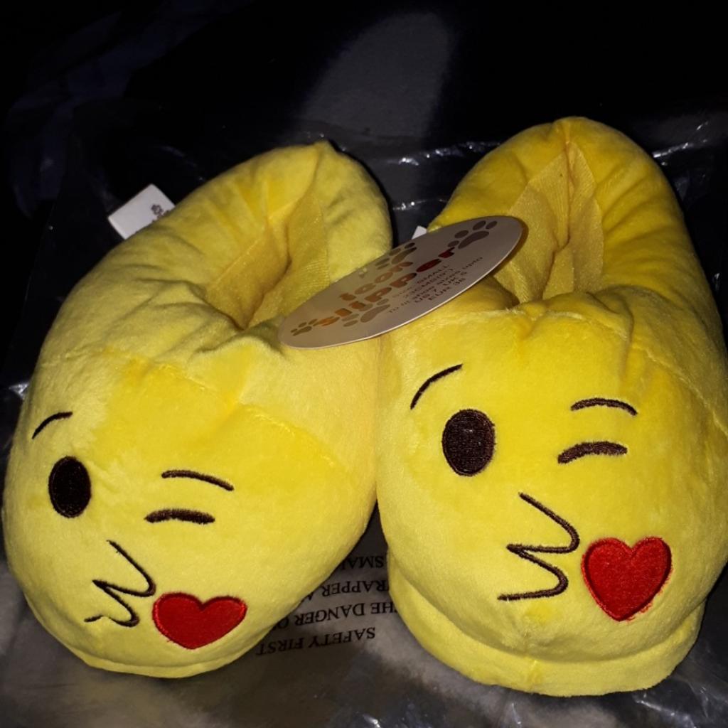 BRAND NEW ICON EMOJI SLIPPERS in NG19 Mansfield für £ 1,50 zum Verkauf ...