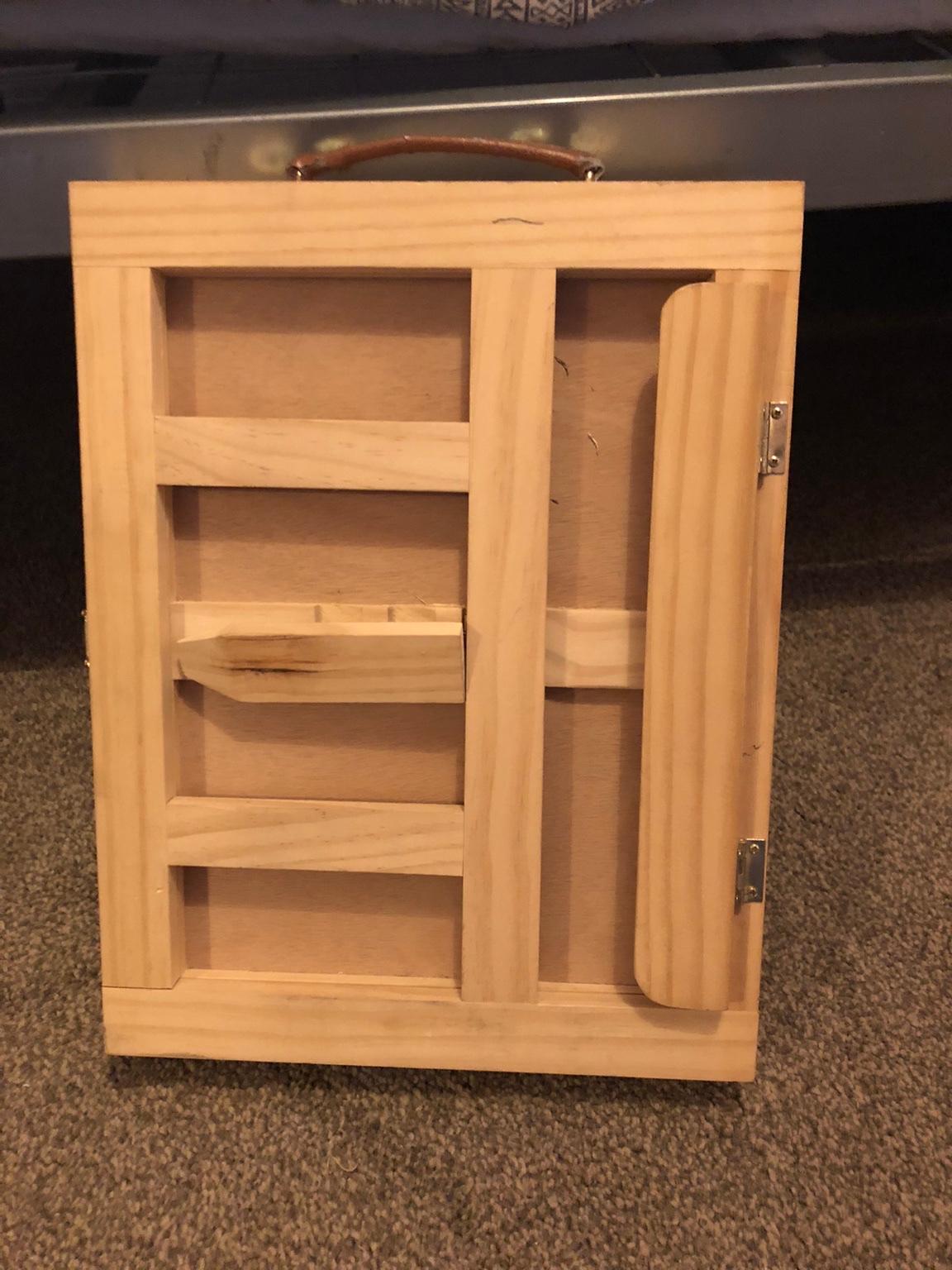 Portable Easel & storage case in WF5 Wakefield für £ 5,00 zum Verkauf ...