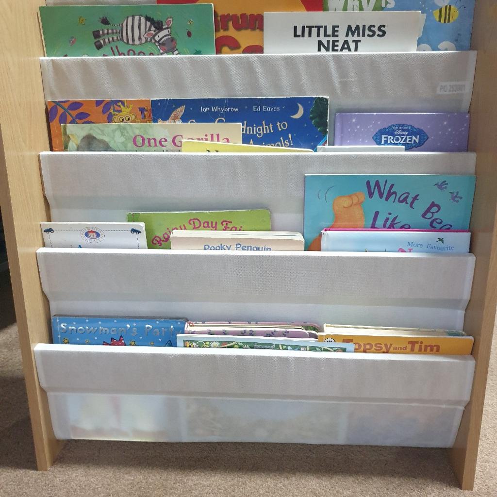 Children's bookcase and books in B3 Birmingham für 20,00 £ zum Verkauf ...