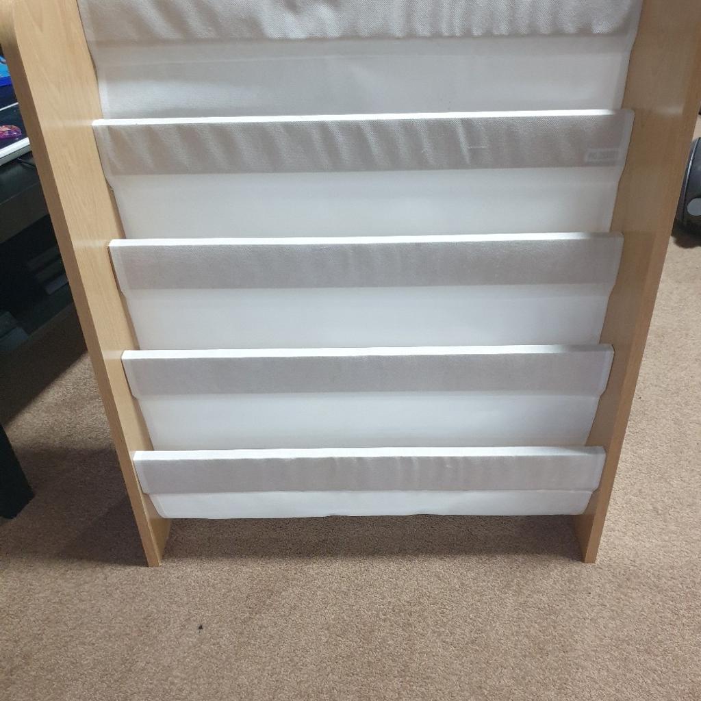 Children's bookcase and books in B3 Birmingham für 20,00 £ zum Verkauf ...