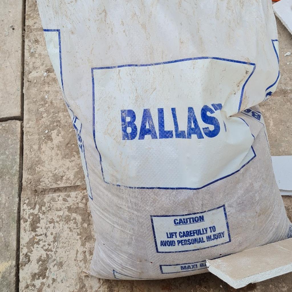 free slabs 18 x 18 grey riven slabs +ballast in B36 Solihull für gratis ...