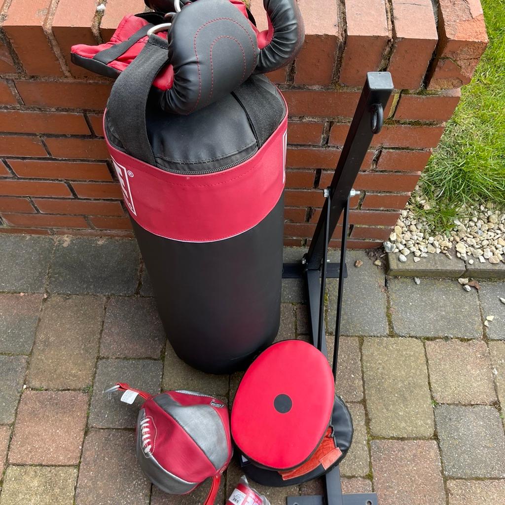 Boxing gear and punch bag with wall bracket in WS3 Walsall für £ 30,00 zum Verkauf | Shpock AT