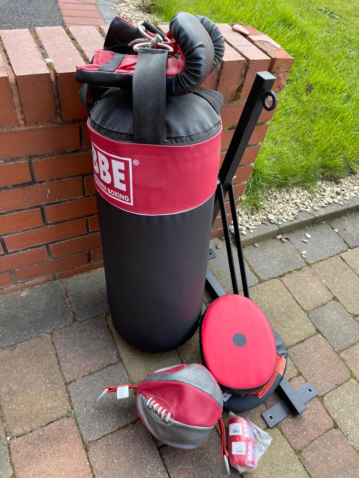 Boxing gear and punch bag with wall bracket in WS3 Walsall für £ 30,00 zum Verkauf | Shpock AT