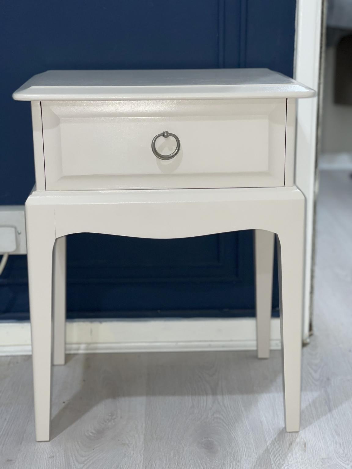 Stag Minstrel Bedside Table / Drawer in E1 London für £ 65,00 zum ...