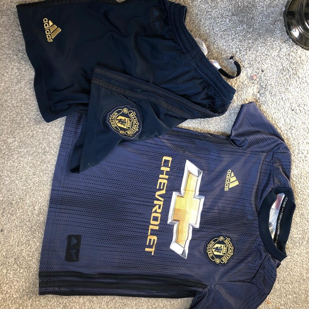 Manchester United football shirt and shorts in HD6 Calderdale für 10,00 ...