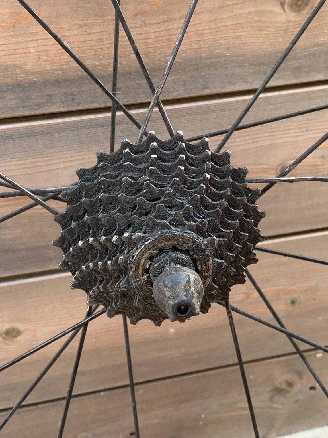 Shimano R5 rear wheel in E1 Hamlets für 35,00 £ zum Verkauf | Shpock DE