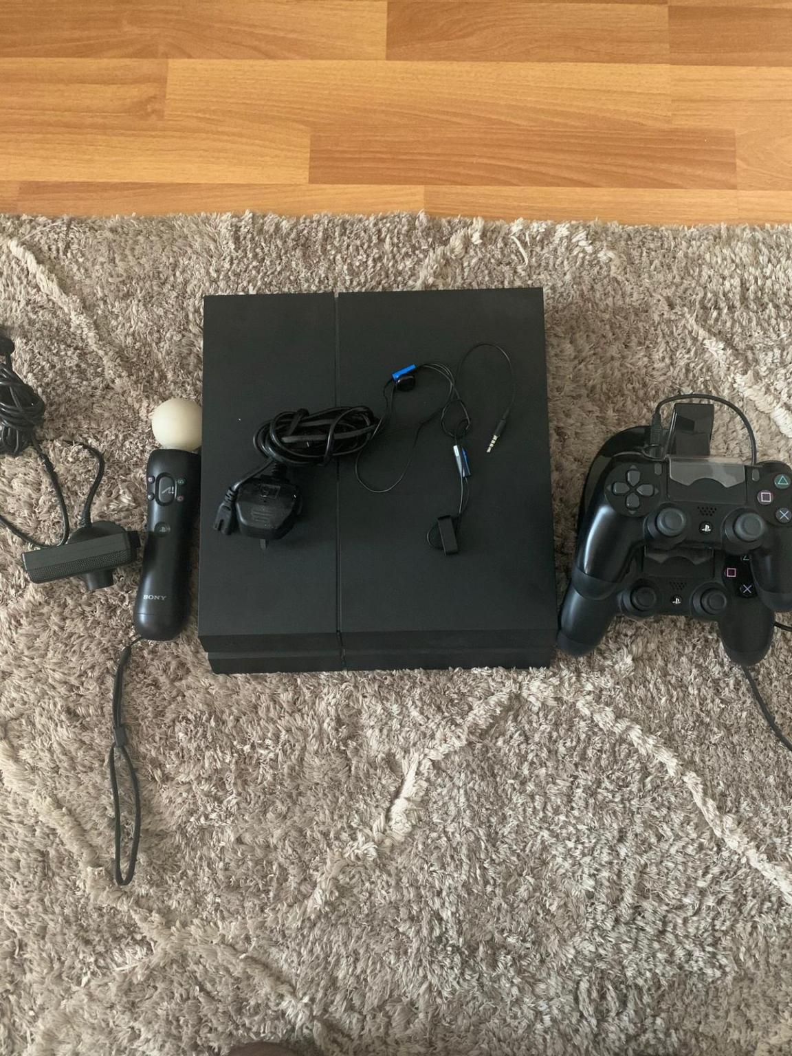 PS4 with two dual shock controllers in London Borough of Redbridge für ...