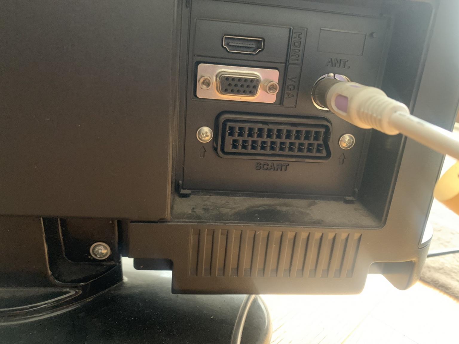 16 inch TV with build in DVD player & remote in RM12 Havering für 14,00 ...