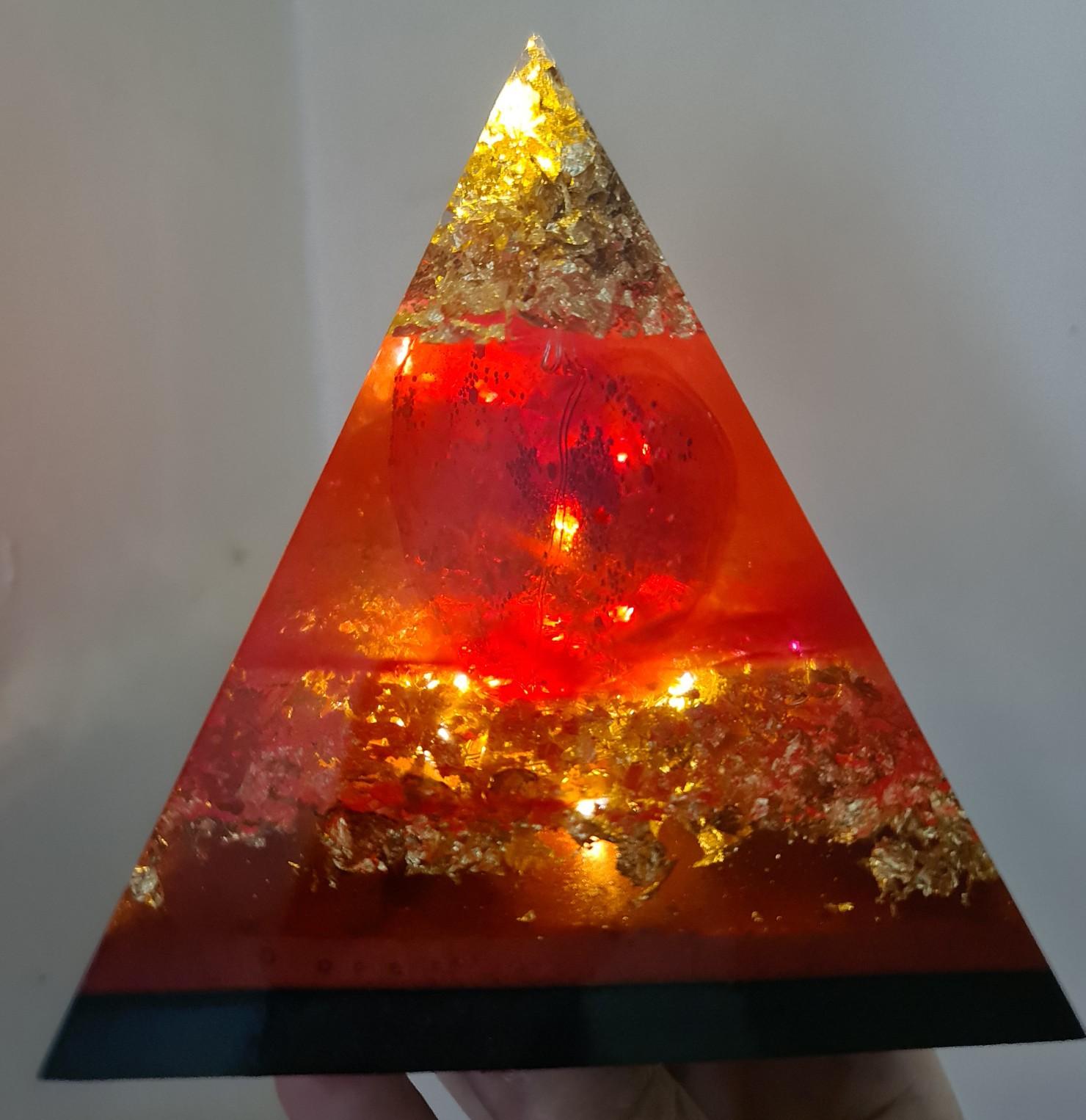 light up pyramid in TN1 Wells für 30,00 £ zum Verkauf | Shpock DE