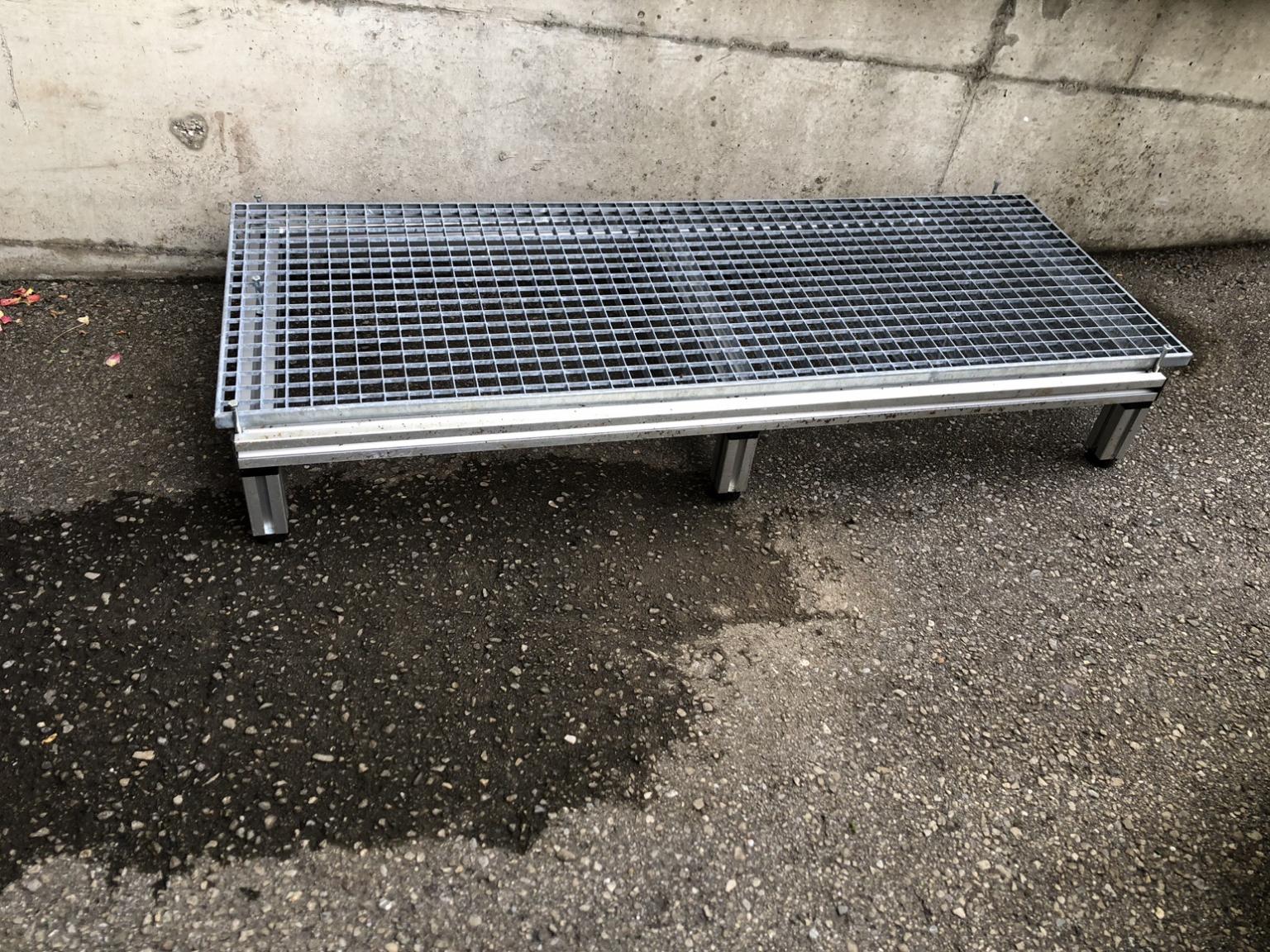 Podest aus Aluminiumprofilen und Gitterrost in 6900 Stadt Bregenz für € ...