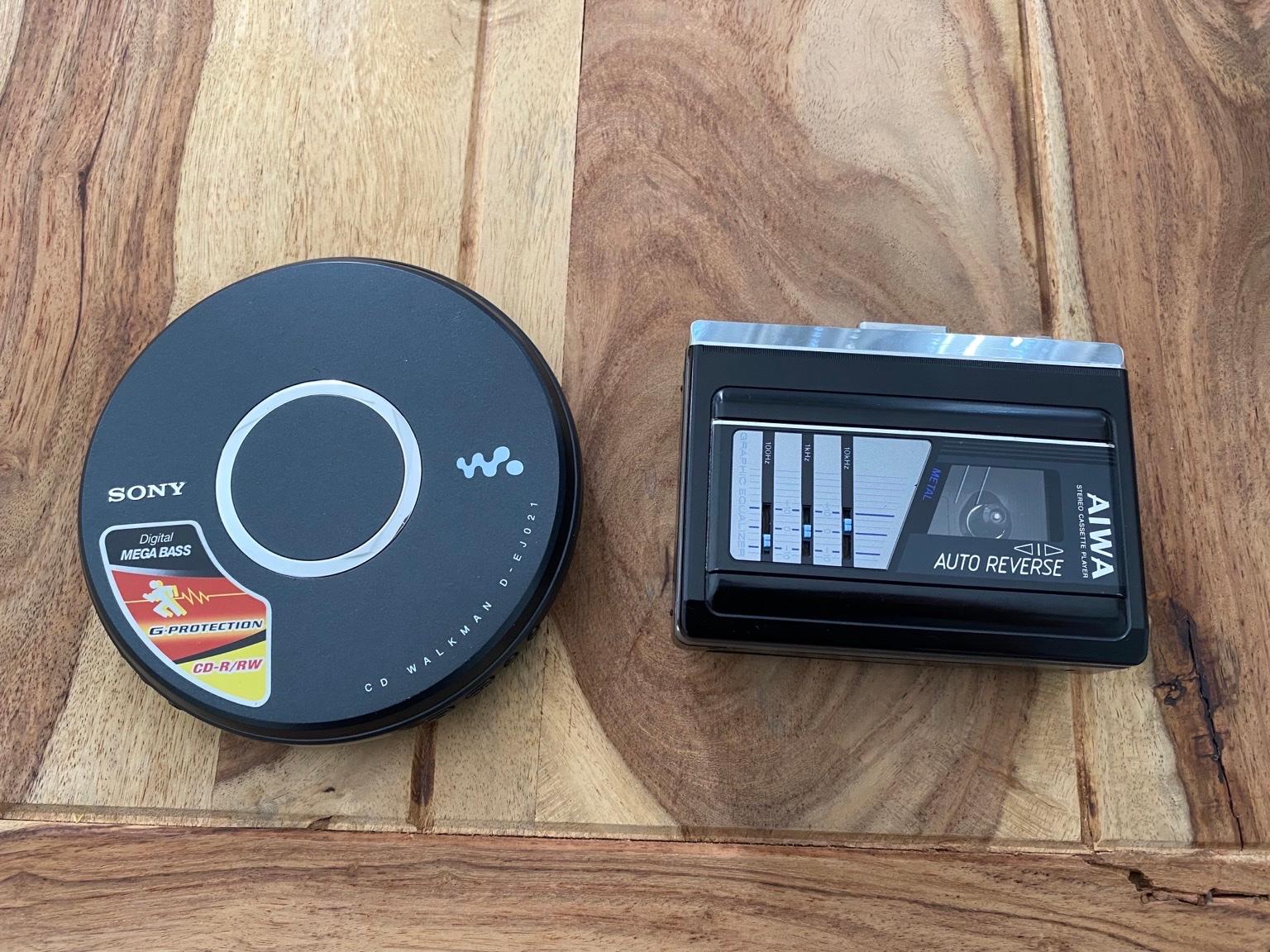 Sony CD Walkman und AIWA Walkman in 40627 Düsseldorf für 55,00 € zum ...