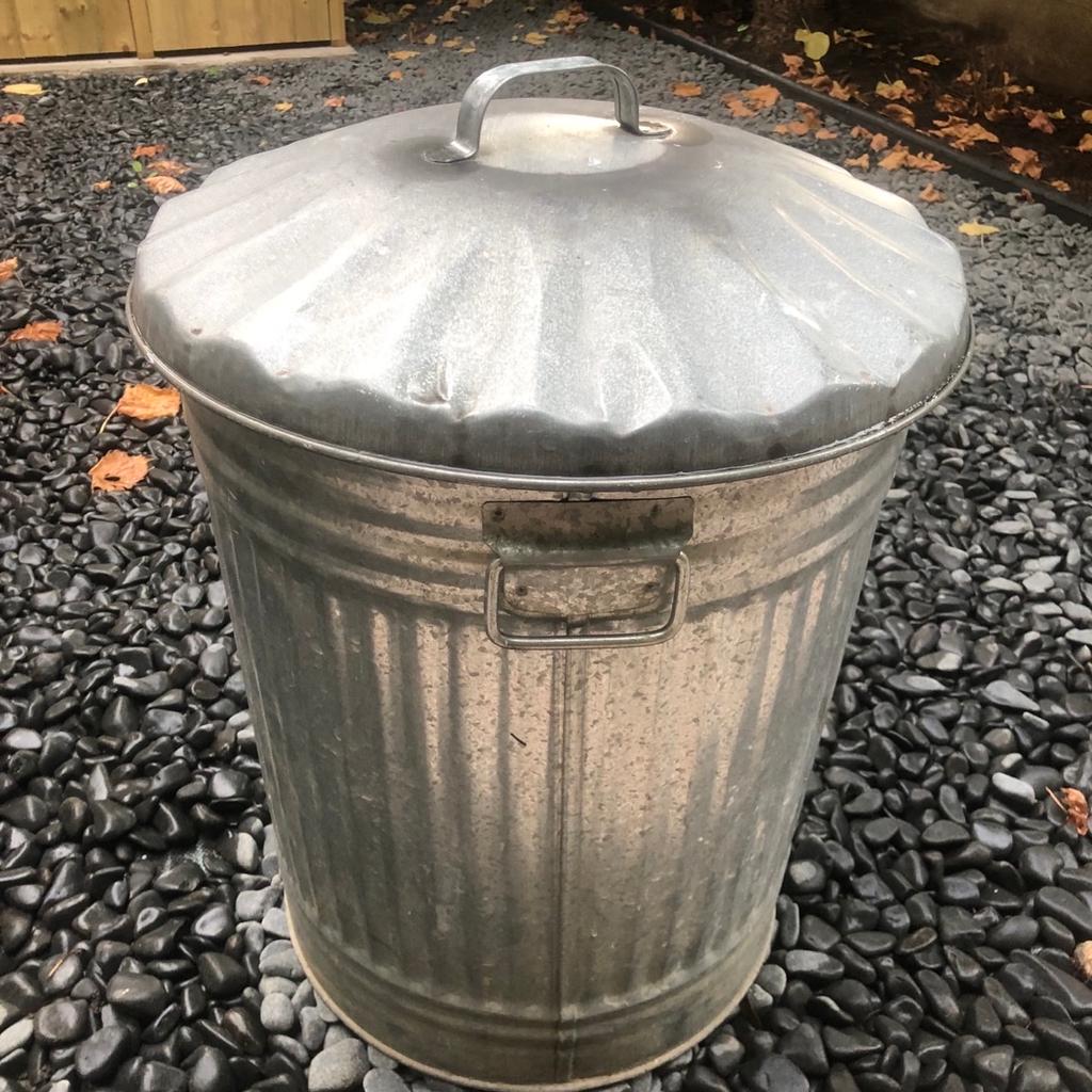 Metal Dustbin with Lid in SW18 London für £ 5,00 zum Verkauf | Shpock AT