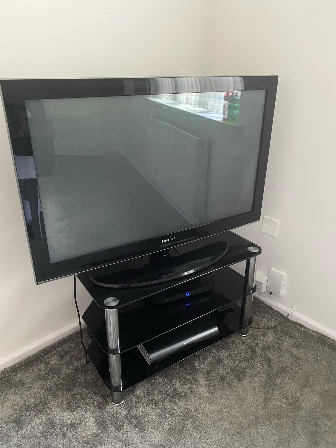 42 inch Tv and tv stand in WS10 Walsall für 50,00 £ zum Verkauf | Shpock DE