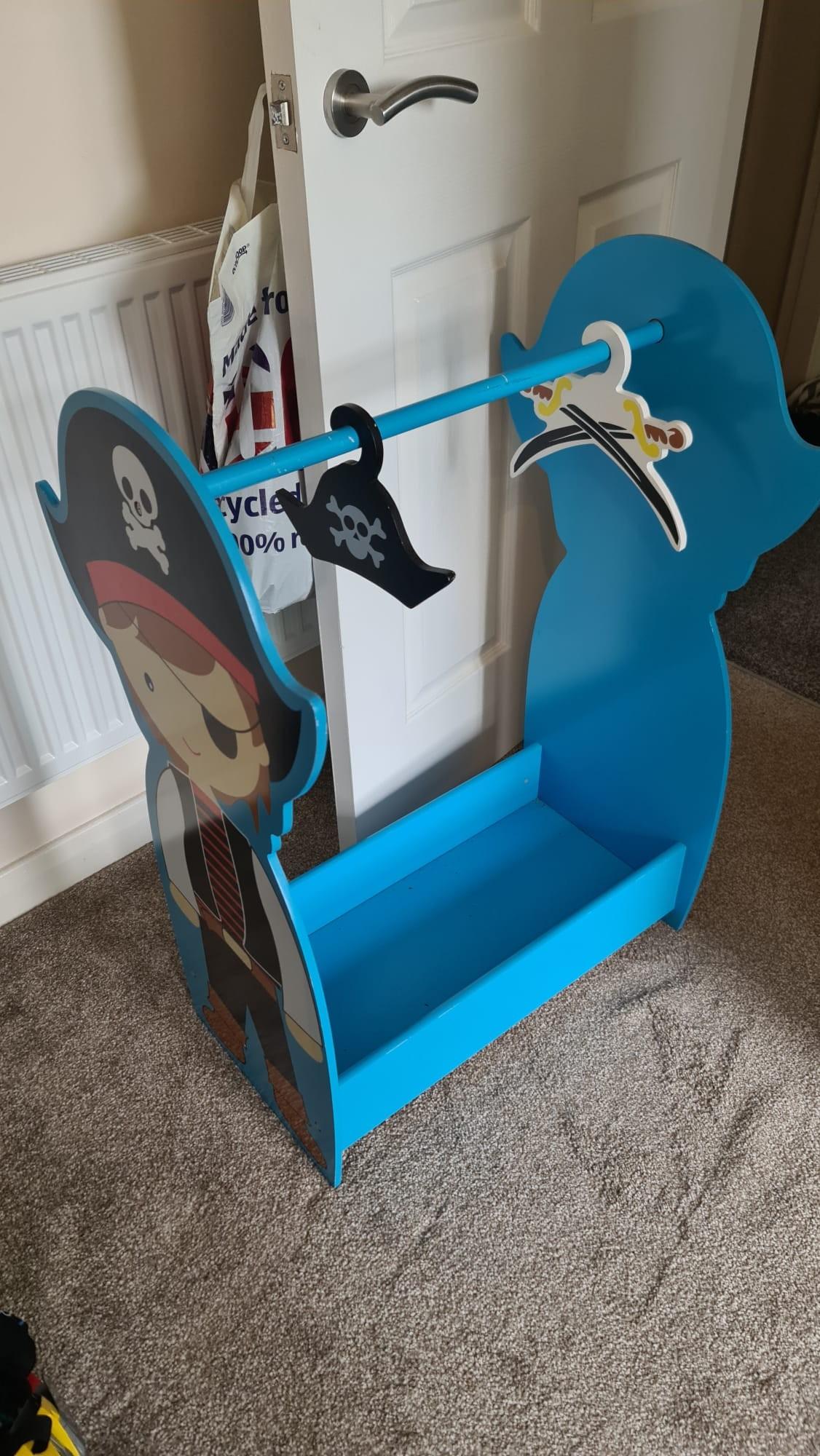 pirate dressing up rail. in WA7 Runcorn für 5,00 £ zum Verkauf | Shpock DE
