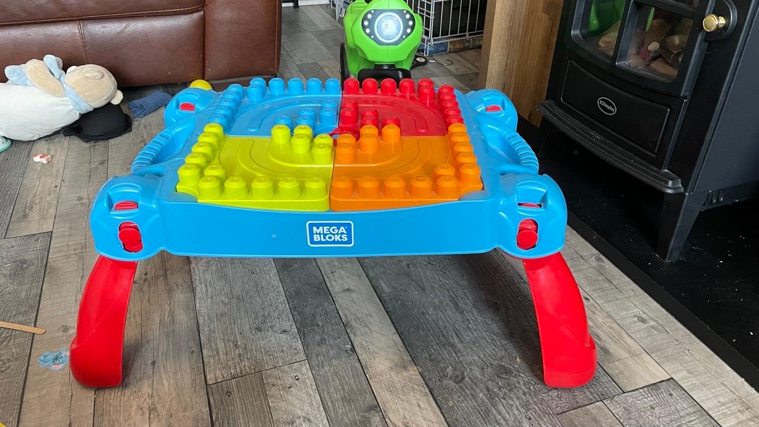 Mega blocks table in WS10 Walsall für £ 10,00 zum Verkauf | Shpock AT
