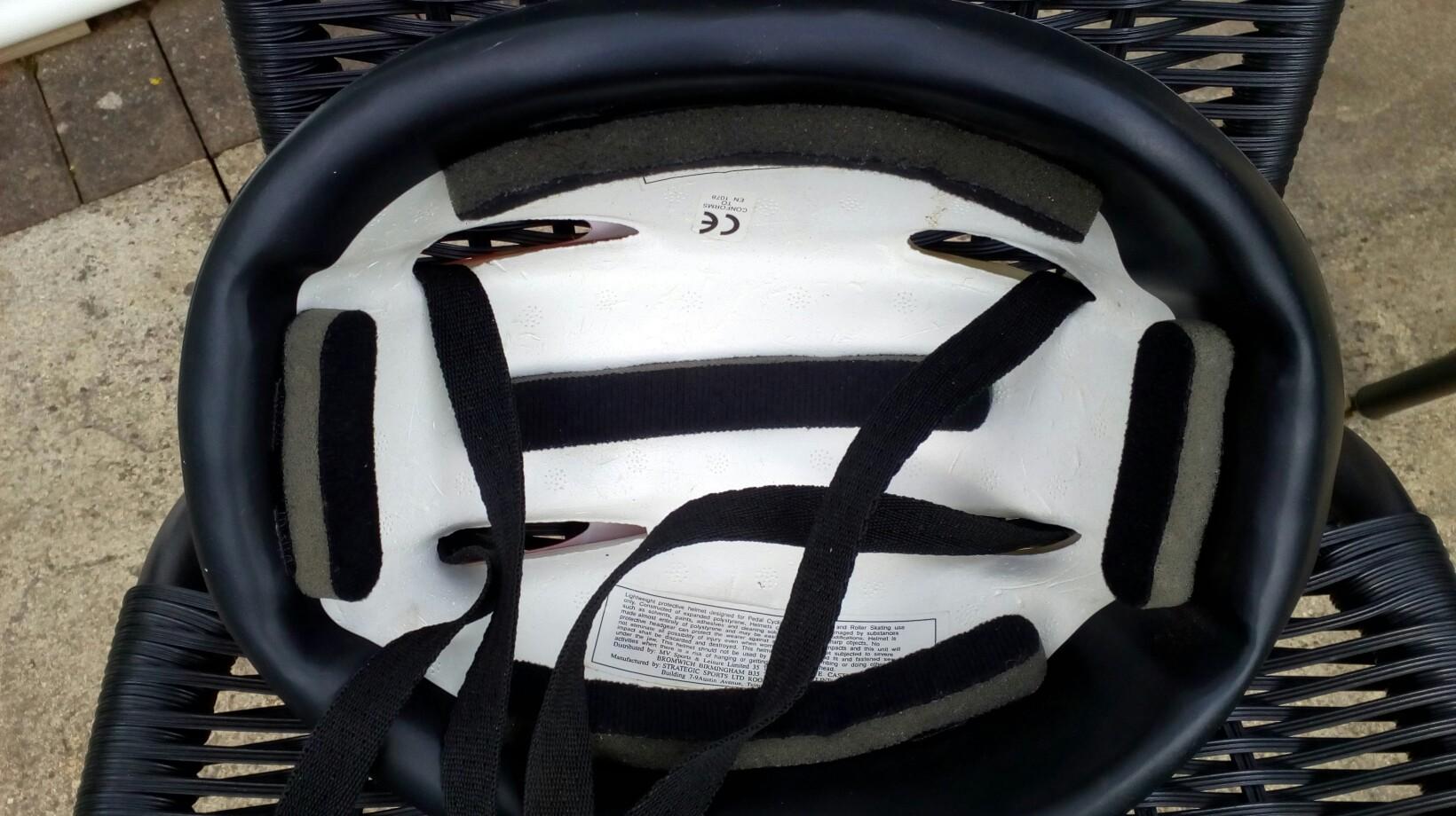 Pokémon Pikachu cycle helmet in DY10 Forest für £ 6,00 zum Verkauf ...