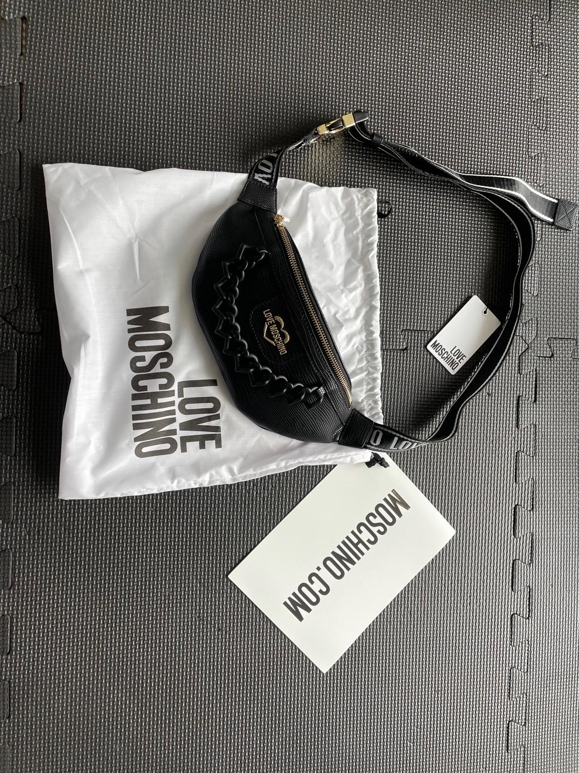 Moschino heart chain waist bag in SE1 London für £ 55,00 zum Verkauf ...