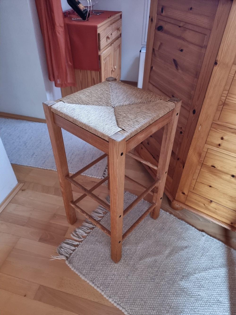 Eck-Stehbar aus Holz inkl. 2 Hocker in 4400 Steyr für 1,00 € zum ...