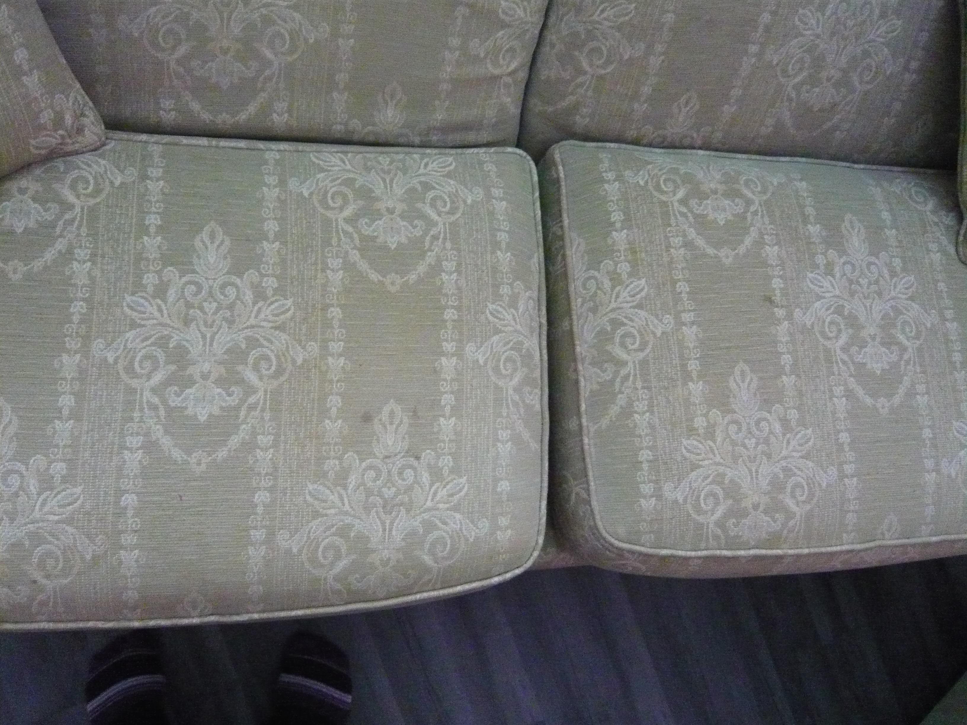 sofa and two arm chairs in IP25 Breckland für gratis zum Verkauf ...