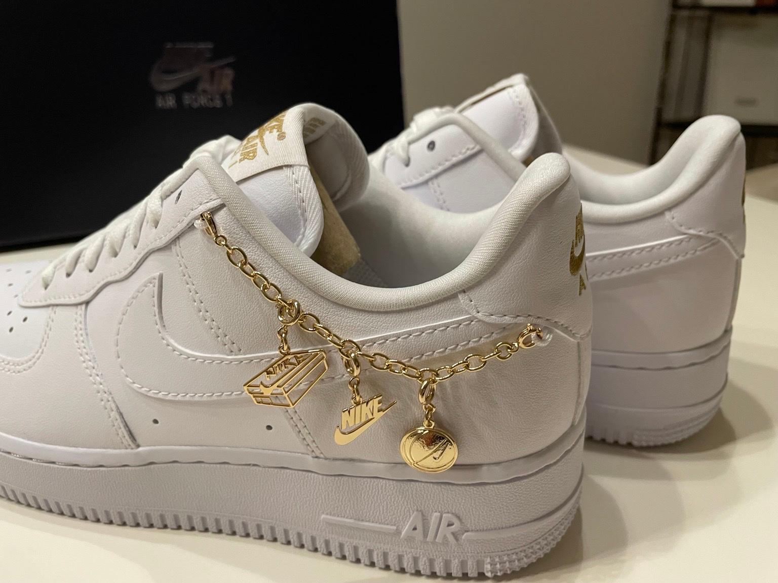 Nike Air Force 1 Triple White Lucky Charms in 1070 KG Neubau für 170,00 ...