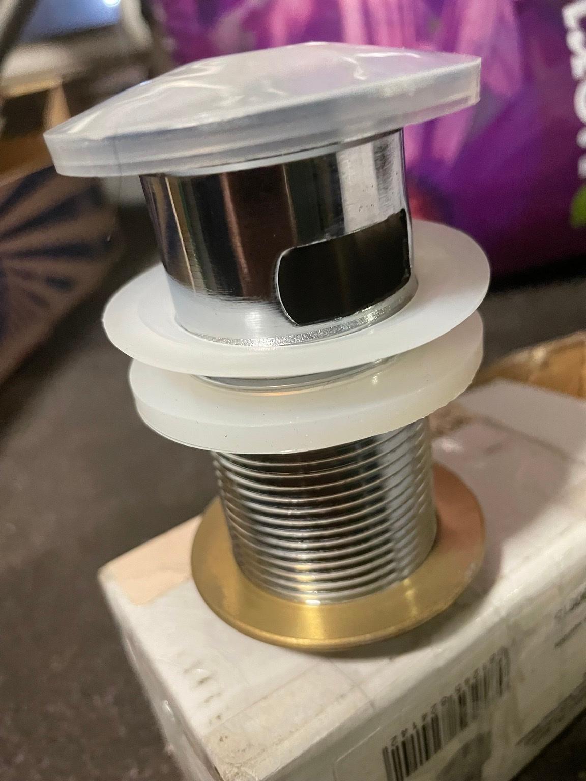 Swivel top basin waste cap in SE16 London für 5,00 £ zum Verkauf ...