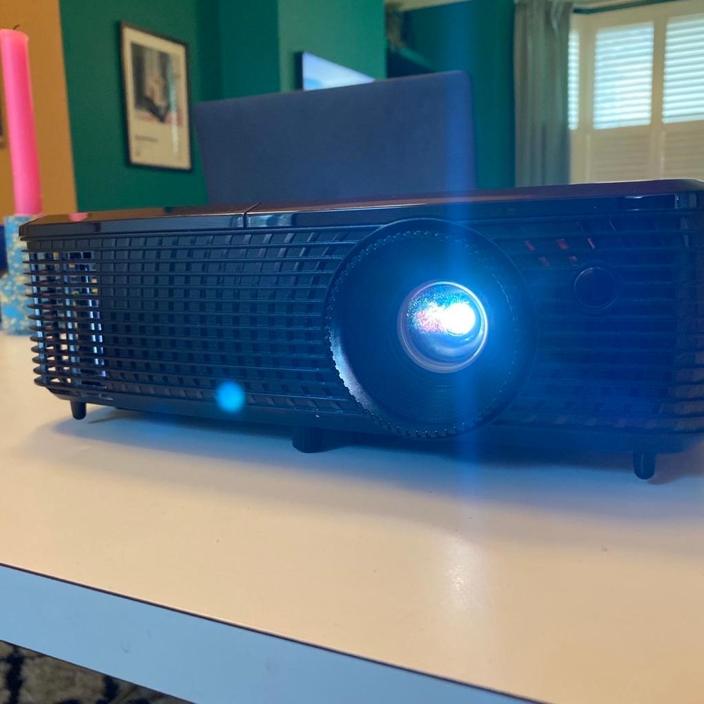 HD Projector and pull up screen in E17 London Borough of Waltham Forest ...