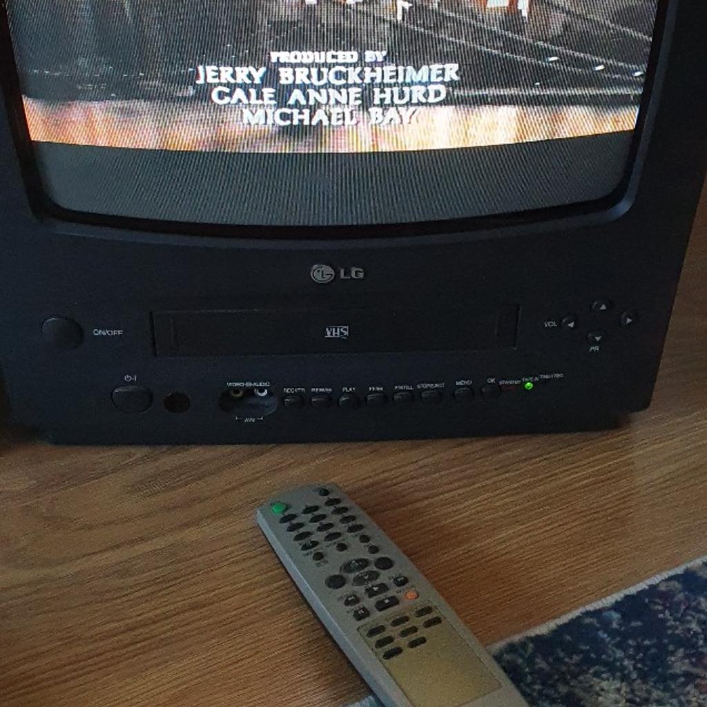 LG 14" TV VHS Combi with Vhs Movies in NN5 Northampton für £ 60,00 zum ...