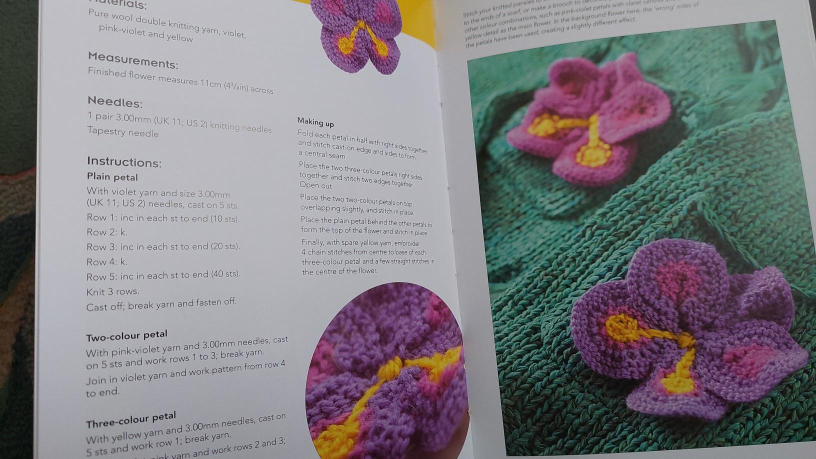 Knitting Flowers Book Patterns Mothers day in SE25 London für 3,00 ...