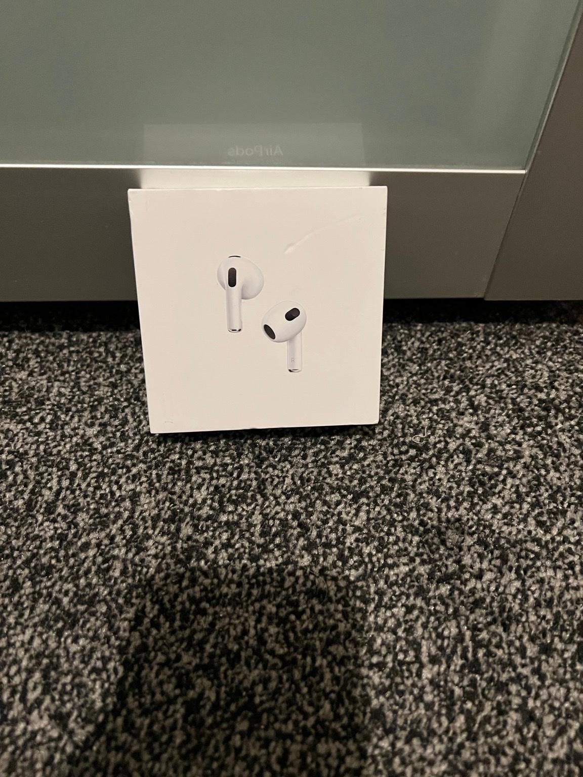 Apple airpods 3rd generation new in M16 Trafford für 120,00 £ zum ...