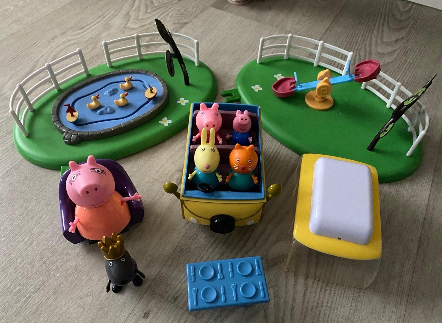 Peppa pig campervan and park playset in KT19 Ewell für 12,00 £ zum ...