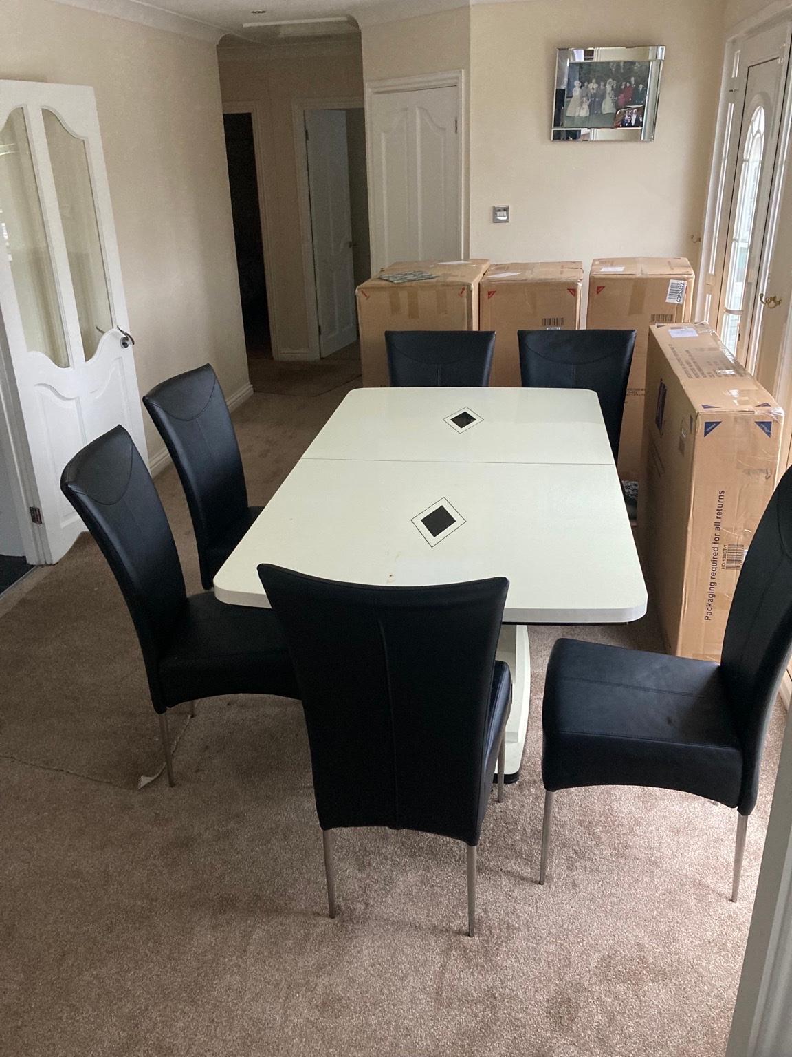 Free dining table and chairs in London Borough of Sutton für gratis zum ...