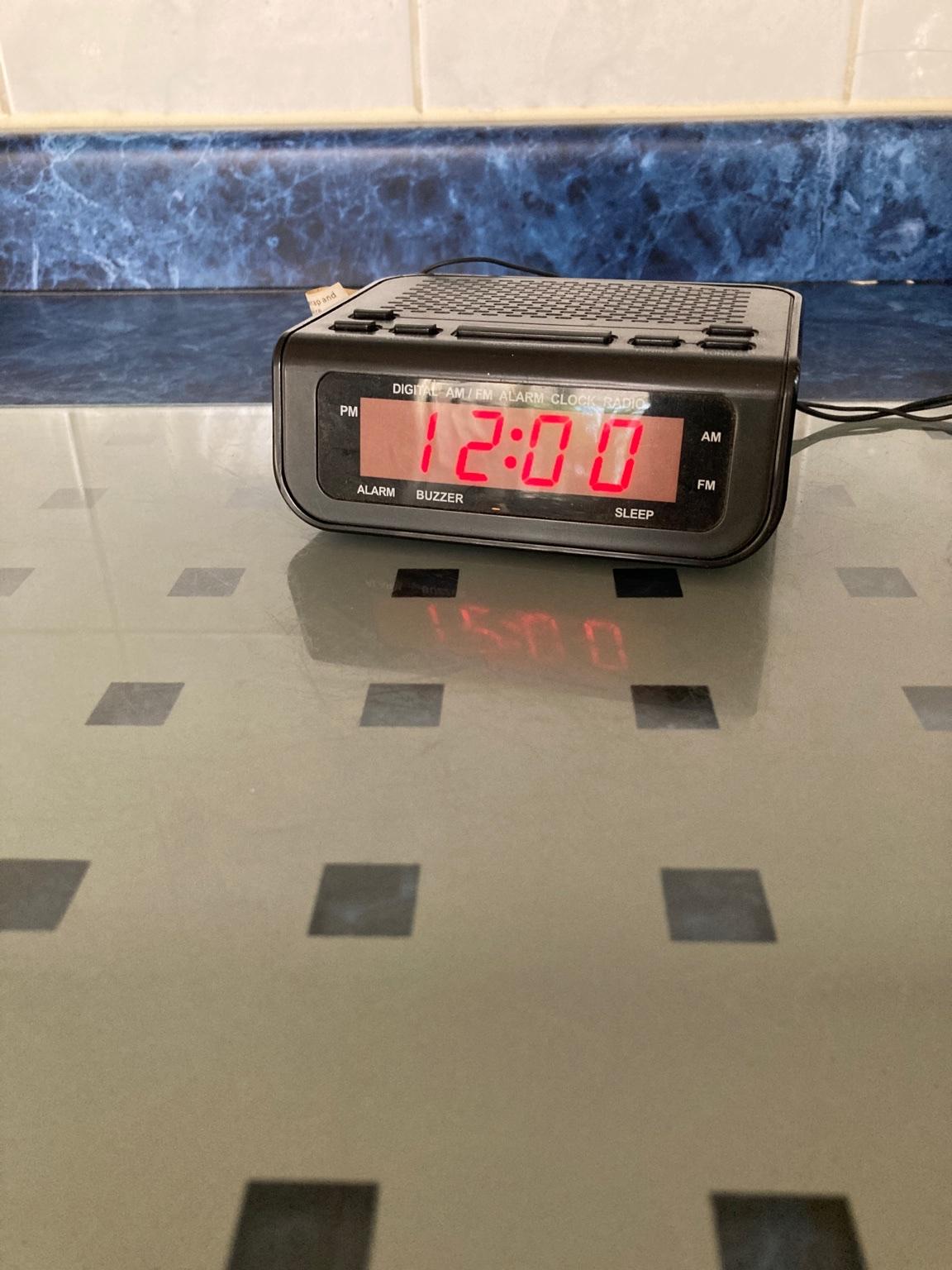 Alarm clock and radio in B68 Sandwell für 2,00 £ zum Verkauf | Shpock DE