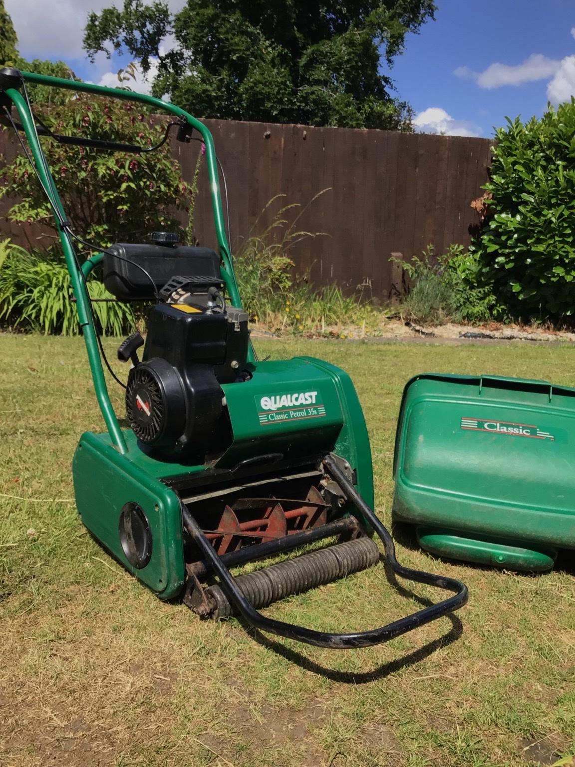 Qualcast 35s cylinder mower ,petrol in B69 Sandwell für 50,00 £ zum ...