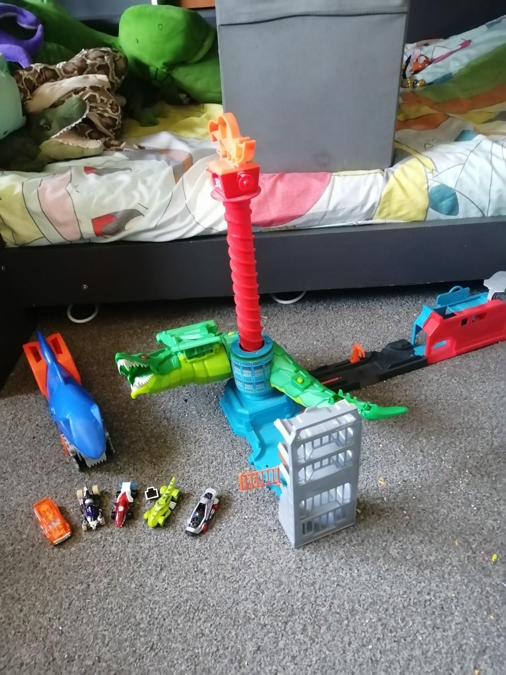 hot wheels dragon set and shark set in WS10 Walsall für 10,00 £ zum ...