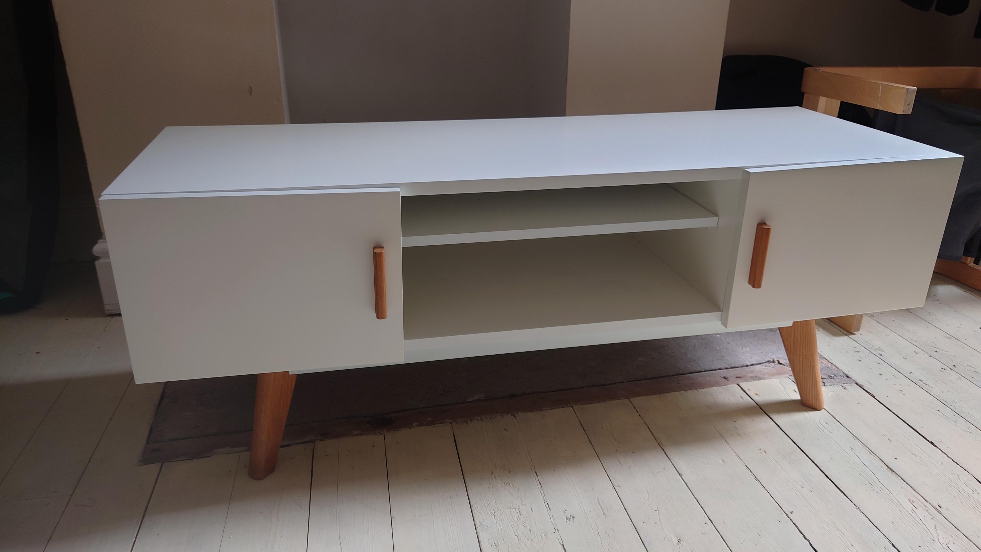 TV stand, TV Unit - White Gloss - Wooden Legs in B30 Birmingham für 35 ...